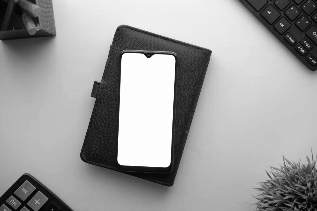 Best Cardholder Cases for iPhone, Samsung, Pixel in 2023 | The Compass Dial